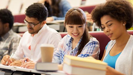 Étudier, effectuer un stage, suivre une formation professionnelle ou ...